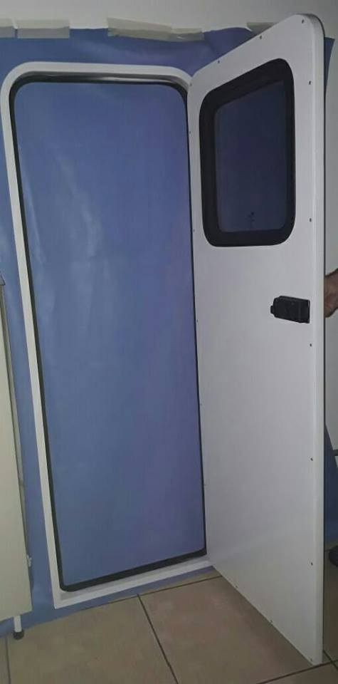 Porta para motorhome fabricada sob medida em qualquer tamanho